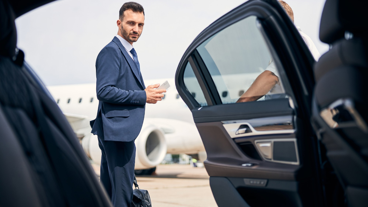 Airport Transfers Chauffeur in London for Stylish Arrive ️